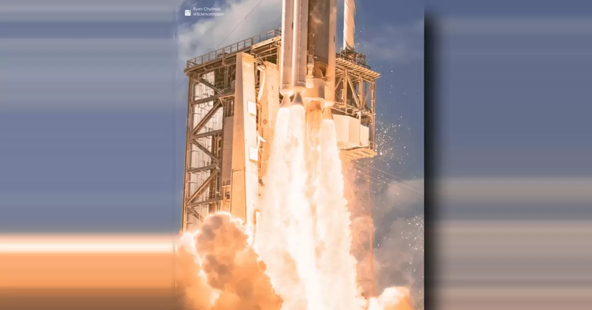 Rocket Taking Off | Camera Sway | Particles | Glitch + Blur Transitions ...